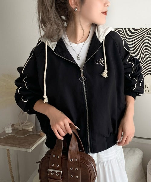 【mily bilet】スポーティ&おしゃれが叶う。サイドライン袖ギャザースウェットフード使い胸刺繍パーカーブルゾン mi1139049 – Classical Elf